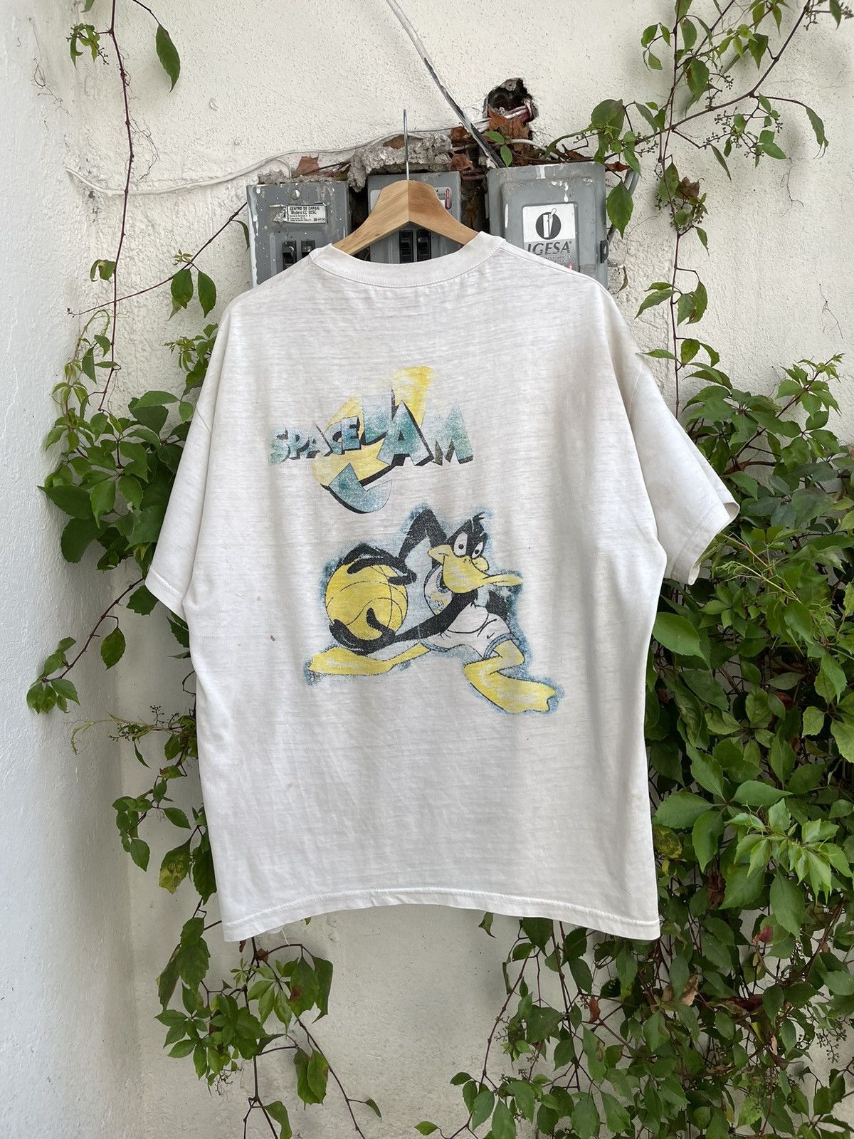 Vintage 90s Space Jam Duffy Duck Basketball Bootleg Tee | TOP DRWR